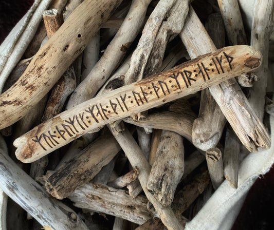 Rune Sticks – Heksedans